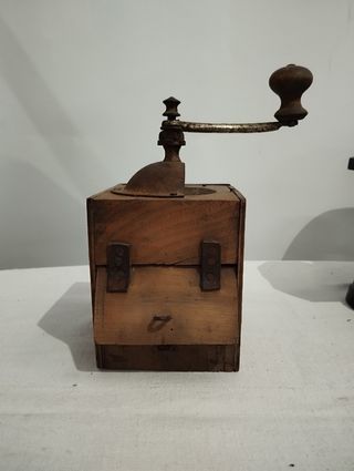 Macinino di produzione artigianale. 1850 circa