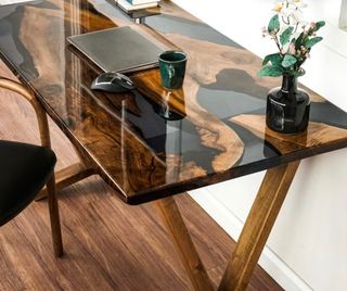 Tavolo in noce con dettagli epossidici