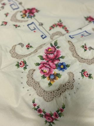 Tovaglia ricamata a mano