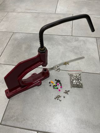 Pressa per rivetti e occhielli