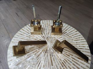 2 Maniglie + 2 pomelli quadrati.