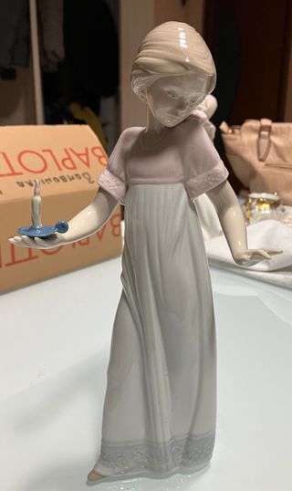 Statua Nao bambina con candela