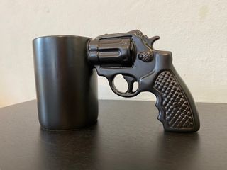 Tazza in ceramica con manico a forma di pistola