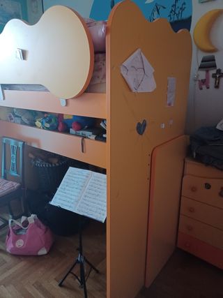 Letto a soppalco e cassettiera