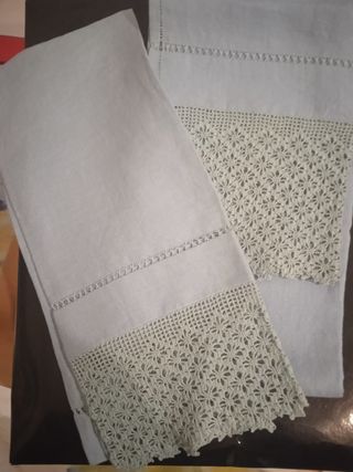 Coppia asciugamani in lino con inserto uncinetto