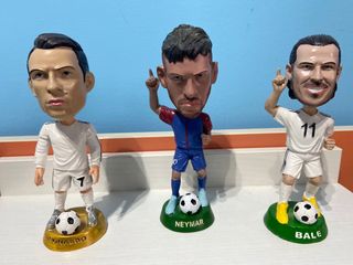 Statuette con testa che oscilla.