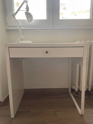 Scrivania MICKE Ikea, con aggiunta pomello