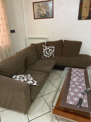 Divano marrone ad angolo