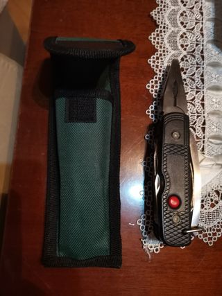 Pinza multifunzione con apribottiglia, forbici ecc