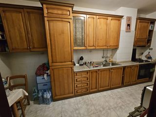 Cucina + tavolo con sedie