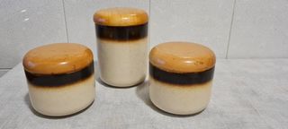 Tre barattoli in ceramica con tappo in legno