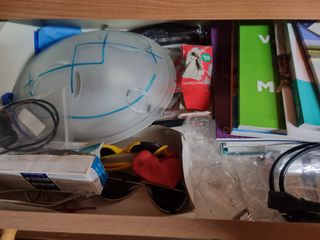 Cassetti con oggetti vari