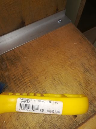 3 spazzole in acciaio e una in PVC