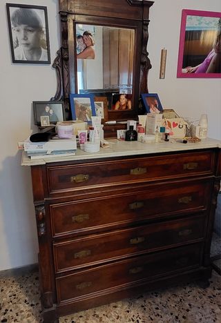 Como' antico con comodini