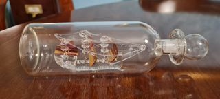 Espositore bottiglia con veliero all'interno