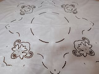 tovaglia ricamata di lino