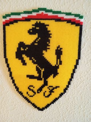 escudo de logotipo de Ferrari en hama beads de segunda mano por 15 EUR ...