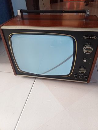 Vecchio televisore mobile in legno