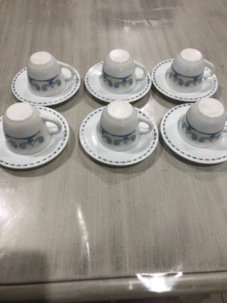 Sei tazzine con piattini