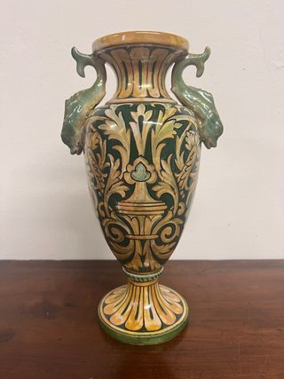 Vaso in ceramica di robbia dipinta a mano.