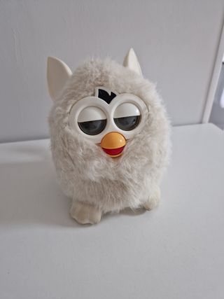 Furby Blanco de segunda mano por 35 EUR en Colonia Covibar en WALLAPOP