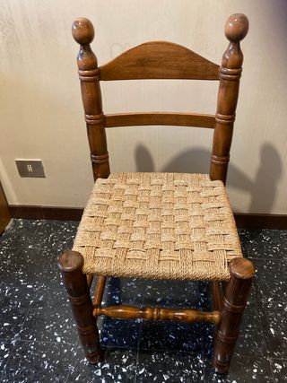 Quattro sedie da cucina in legno e paglia