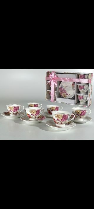 servizio di tazze con piattini in porcellana