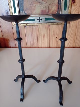 Coppia di candelabri/portacandele in ferro battuto