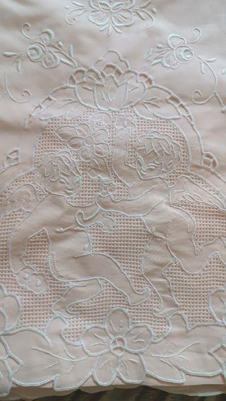 Lenzuolo matrimoniale ricamato a mano rosa