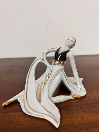 Statuina di dama liberty in ceramica francese.