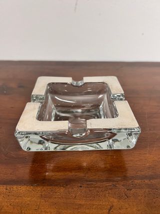 Posacenere in vetro trasparente e metallo.