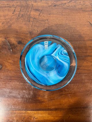 Ciotola in vetro azzurro di Midina Glass Malta.