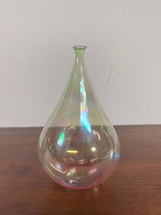 Bottiglia in vetro di murano sottile iridescente.