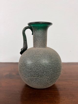 Brocca in vetro di Murano con lavorazione a scavo.