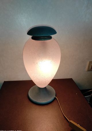 lampada in vetro satinato rosa e base verde