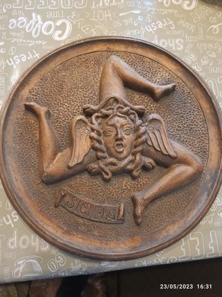 piatto Trinacria in terracotta