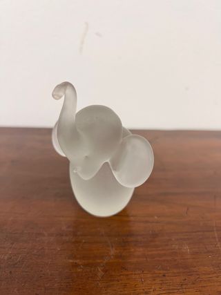 Scultura in vetro di elefante con proboscide in su