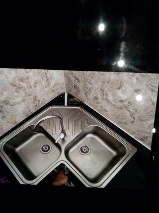 lavandino in acciaio ad angolo compreso di miscela