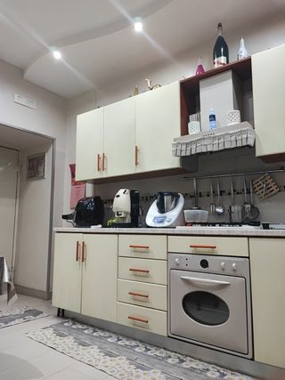 cucina completa di frigo forno e piano cottura