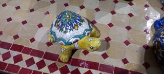Tartaruga in ceramica decorato a mano