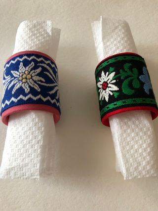 Coppia portatovaglioli in tessuto fiorato