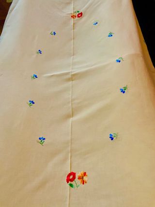 Tovaglia di lino bisso ricamata a mano