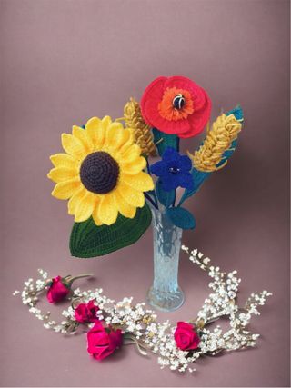 Composizione floreale fatta all'uncinetto