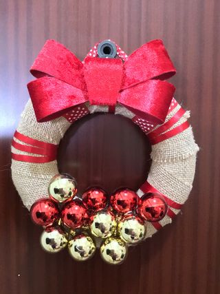 Ghirlanda dietro porta