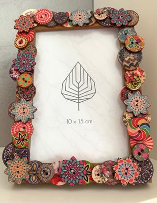 Cornice per foto decorata a mano con bottoni
