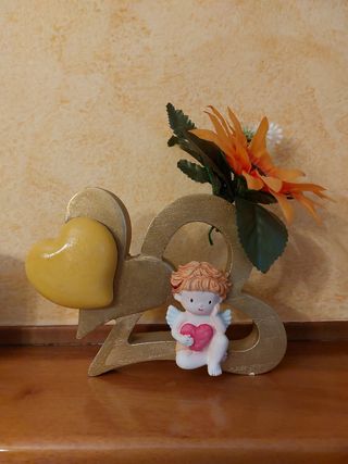 Cuore in gesso creato e dipinto a mano