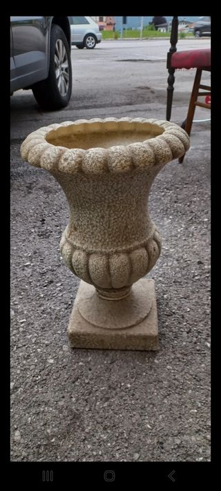 Grande vaso in finta pietra invece è plastica dura