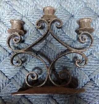 candelabro in metallo a tre fuochi