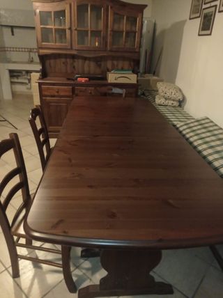 credenza, tavolo e sedie