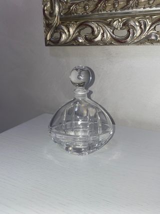 Antica bottiglia in vetro lavorata vintage